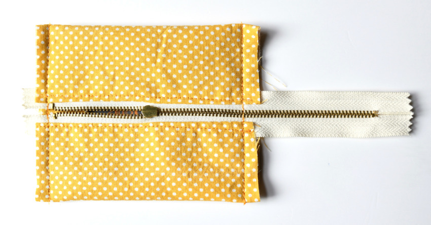 How to make a mini zipper pouch (free pattern) - I Can Sew This