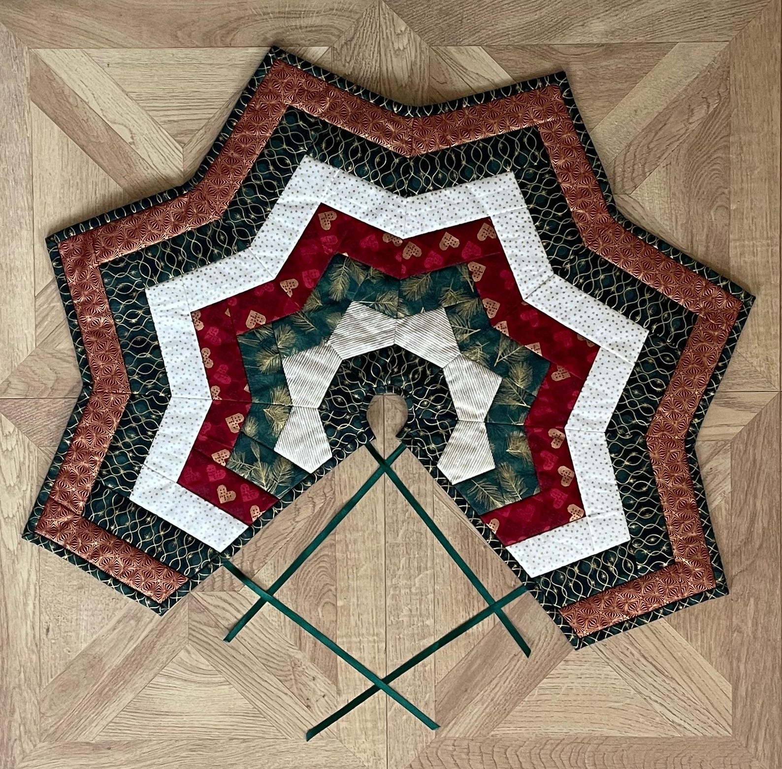 25+ best Christmas tree skirt sewing patterns - I Can Sew This