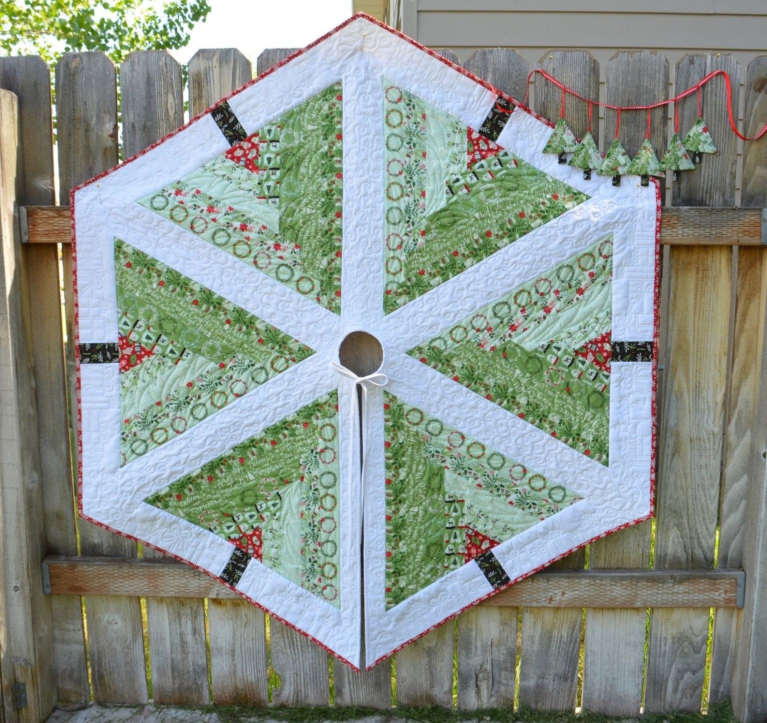 25+ best Christmas tree skirt sewing patterns - I Can Sew This